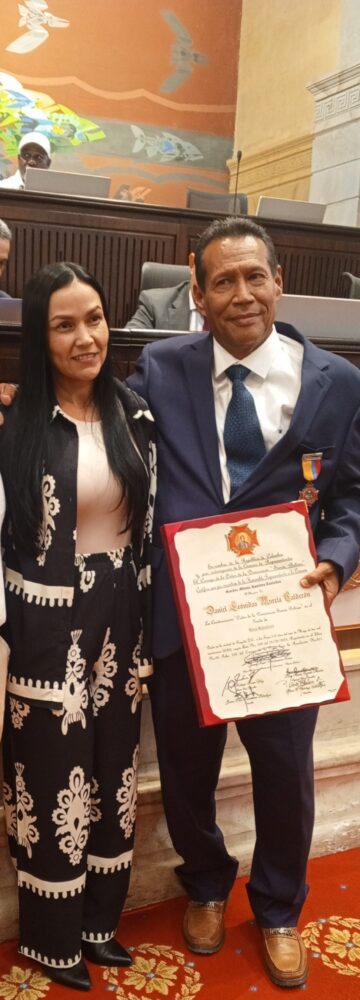 El empresario samario Daniel Murcia Calderón, recibió la condecoración ...